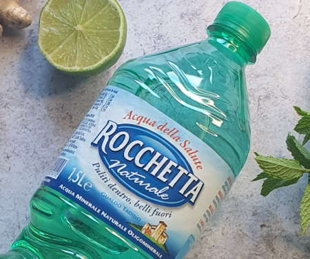 Acqua minerale naturale Rocchetta. Puliti dentro, belli fuori.